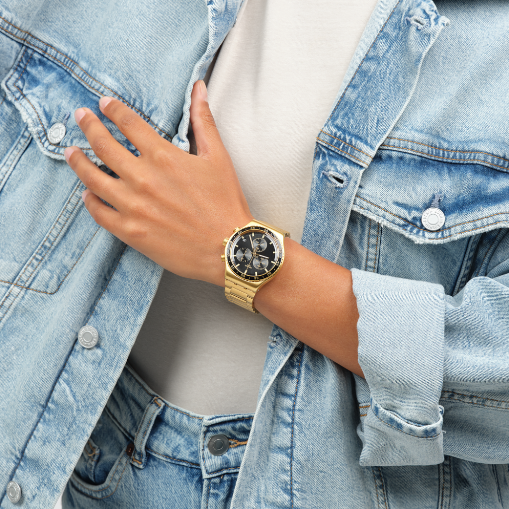 Swatch In the Black - Cronógrafo con Esfera Negra y Detalles Dorados