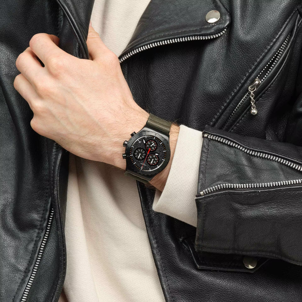 Swatch BY THE BONFIRE: cronógrafo de acero inoxidable, esfera negra con ...